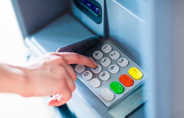 How to Take a Large Amount of Cash out of a Bank Account | Sapling