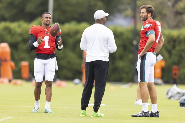 Salary for a Quarterback Coach | Sapling